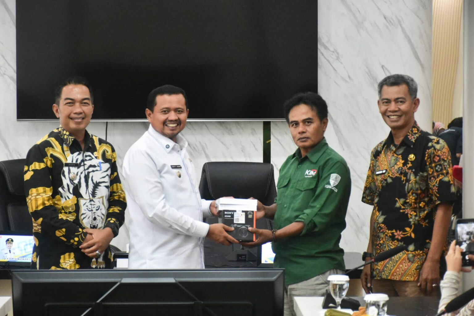Bupati Dony Serahkan Bantuan Audio Visual untuk KIM, Perkuat Arus ...